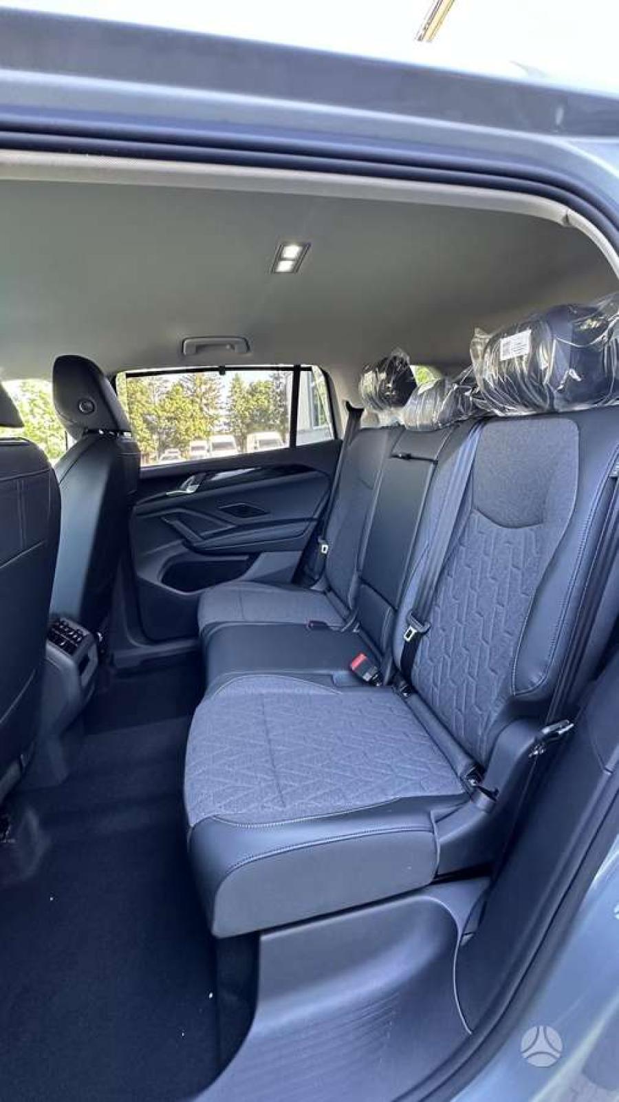 Pelēks Volkswagen Tayron 2026 Panevēža, ar dzinēja tilpumu 1.97 L un nobraukumu 10 tūkst. km par 43400 €, foto 10 vietnē AUTOMOTO.COM.LV