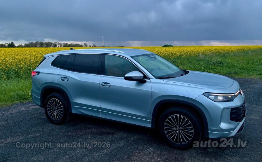 Pelēks Volkswagen Tayron 2025 Tallina, ar dzinēja tilpumu 1.50 L un nobraukumu 10 tūkst. km par 44000 €, foto 3 vietnē AUTOMOTO.COM.LV