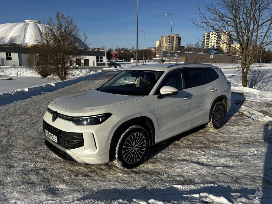 Balts Volkswagen Tayron 2025 Elektrėnai, ar dzinēja tilpumu 1.50 L un nobraukumu 5 tūkst. km par 46500 €, foto 1 vietnē AUTOMOTO.COM.LV