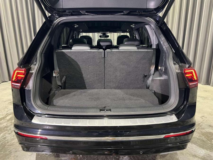 Black Volkswagen Tiguan Allspace 2018 in Marijampole, with an engine capacity of 1.97 L and mileage of 265 thousand km for 17950 €, photo 32 on AUTOMOTO.COM.LV