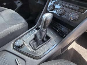 Black Volkswagen Tiguan Allspace 2018 in Kaunas, with an engine capacity of 2.00 L and mileage of 281 thousand km for 15750 €, photo 35 on AUTOMOTO.COM.LV