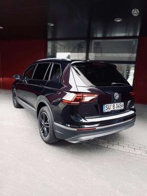 Black Volkswagen Tiguan Allspace 2018 in Utena, with an engine capacity of 1.97 L and mileage of 315 thousand km for 17950 €, photo 4 on AUTOMOTO.COM.LV