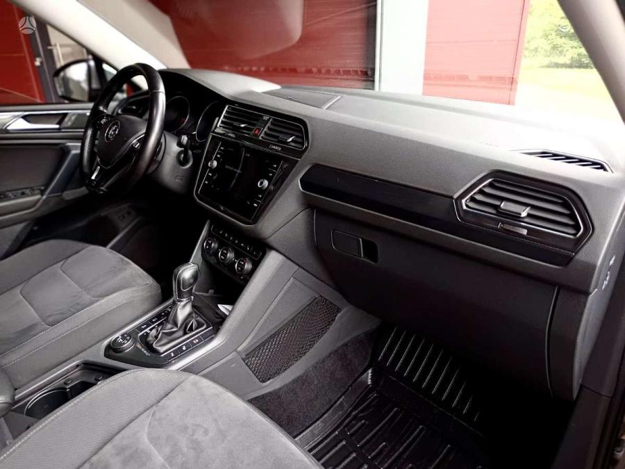 Black Volkswagen Tiguan Allspace 2018 in Utena, with an engine capacity of 1.97 L and mileage of 315 thousand km for 17950 €, photo 13 on AUTOMOTO.COM.LV