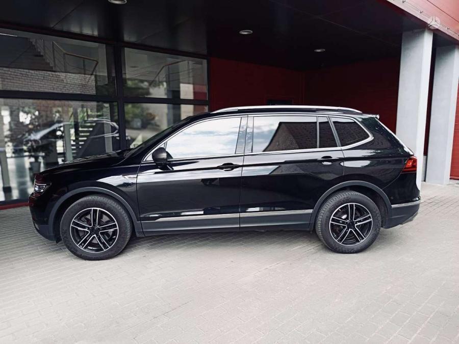 Black Volkswagen Tiguan Allspace 2018 in Utena, with an engine capacity of 1.97 L and mileage of 315 thousand km for 17950 €, photo 20 on AUTOMOTO.COM.LV