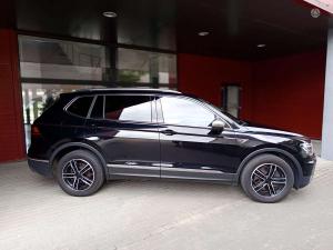 Black Volkswagen Tiguan Allspace 2018 in Utena, with an engine capacity of 1.97 L and mileage of 315 thousand km for 17950 €, photo 21 on AUTOMOTO.COM.LV