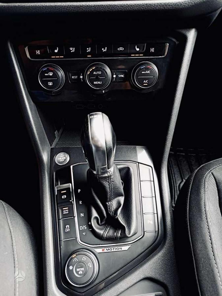 Black Volkswagen Tiguan Allspace 2018 in Utena, with an engine capacity of 1.97 L and mileage of 315 thousand km for 17950 €, photo 27 on AUTOMOTO.COM.LV