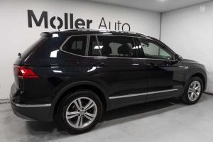 Black Volkswagen Tiguan Allspace 2019 in Vilnius, with an engine capacity of 2.00 L and mileage of 167 thousand km for 21900 €, photo 3 on AUTOMOTO.COM.LV