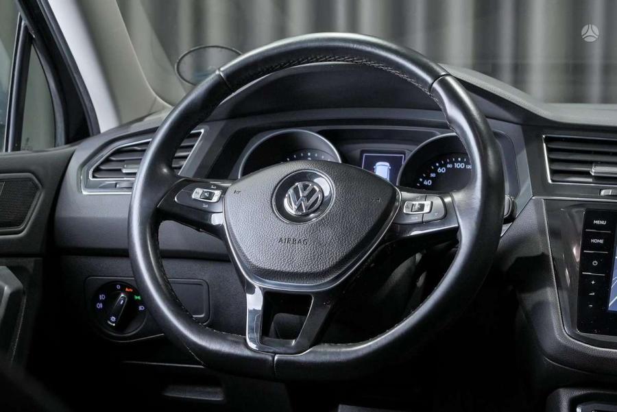 Melns Volkswagen Tiguan Allspace 2019 Marijampole, ar dzinēja tilpumu 1.97 L un nobraukumu 200 tūkst. km par 14950 €, foto 20 vietnē AUTOMOTO.COM.LV