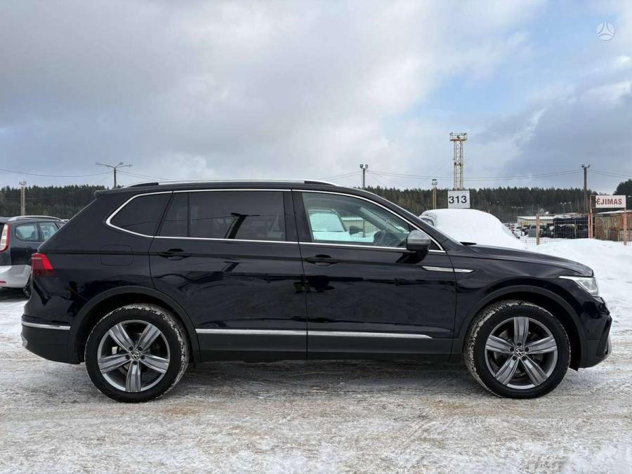 Black Volkswagen Tiguan Allspace 2021 in Vilnius, with an engine capacity of 2.00 L and mileage of 148 thousand km for 25990 €, photo 5 on AUTOMOTO.COM.LV