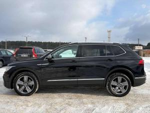 Black Volkswagen Tiguan Allspace 2021 in Vilnius, with an engine capacity of 2.00 L and mileage of 148 thousand km for 25990 €, photo 6 on AUTOMOTO.COM.LV