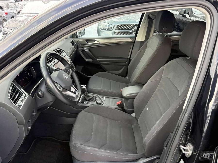 Black Volkswagen Tiguan Allspace 2021 in Vilnius, with an engine capacity of 2.00 L and mileage of 148 thousand km for 25990 €, photo 12 on AUTOMOTO.COM.LV