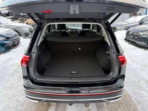 Black Volkswagen Tiguan Allspace 2021 in Vilnius, with an engine capacity of 2.00 L and mileage of 148 thousand km for 25990 €, photo 28 on AUTOMOTO.COM.LV