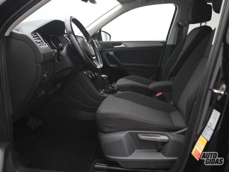 Black Volkswagen Tiguan Allspace 2021 in Vilnius, with an engine capacity of 2.00 L and mileage of 191 thousand km for 19499 €, photo 4 on AUTOMOTO.COM.LV