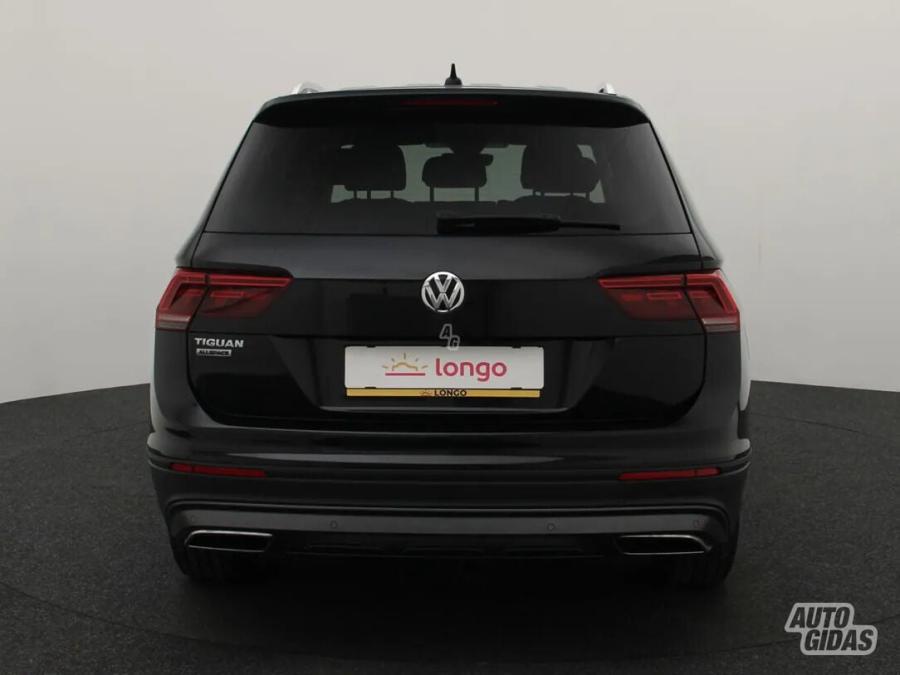 Black Volkswagen Tiguan Allspace 2021 in Vilnius, with an engine capacity of 2.00 L and mileage of 191 thousand km for 19499 €, photo 5 on AUTOMOTO.COM.LV