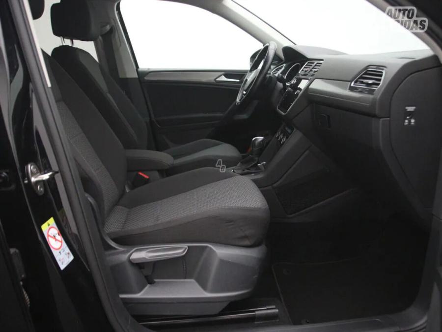 Black Volkswagen Tiguan Allspace 2021 in Vilnius, with an engine capacity of 2.00 L and mileage of 191 thousand km for 19499 €, photo 14 on AUTOMOTO.COM.LV