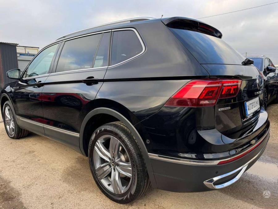 Black Volkswagen Tiguan Allspace 2021 in Vilnius, with an engine capacity of 2.00 L and mileage of 148 thousand km for 23200 €, photo 9 on AUTOMOTO.COM.LV