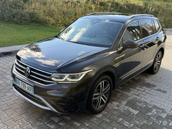 Black Volkswagen Tiguan Allspace 2021 in Vilnius, with an engine capacity of 2.00 L and mileage of 240 thousand km for 16500 €, photo 1 on AUTOMOTO.COM.LV