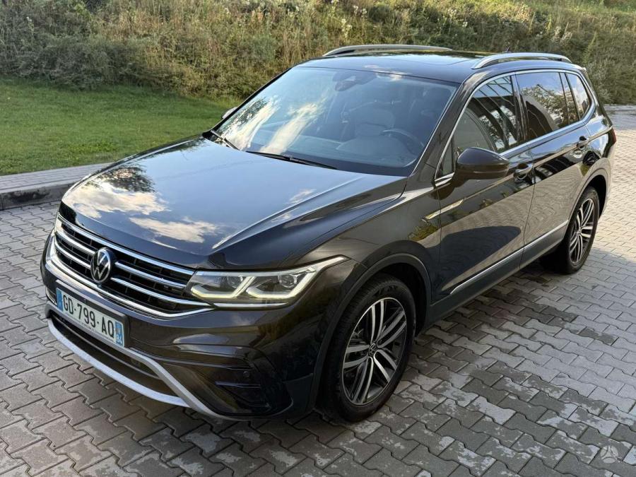 Black Volkswagen Tiguan Allspace 2021 in Vilnius, with an engine capacity of 2.00 L and mileage of 240 thousand km for 16500 €, photo 1 on AUTOMOTO.COM.LV