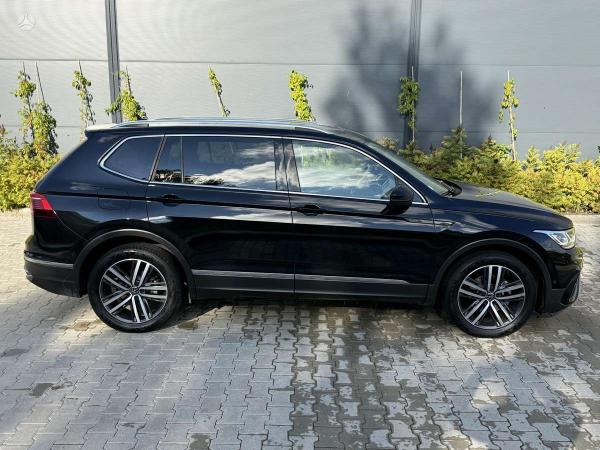 Black Volkswagen Tiguan Allspace 2021 in Vilnius, with an engine capacity of 2.00 L and mileage of 240 thousand km for 16500 €, photo 7 on AUTOMOTO.COM.LV