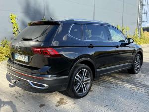 Black Volkswagen Tiguan Allspace 2021 in Vilnius, with an engine capacity of 2.00 L and mileage of 240 thousand km for 16500 €, photo 9 on AUTOMOTO.COM.LV