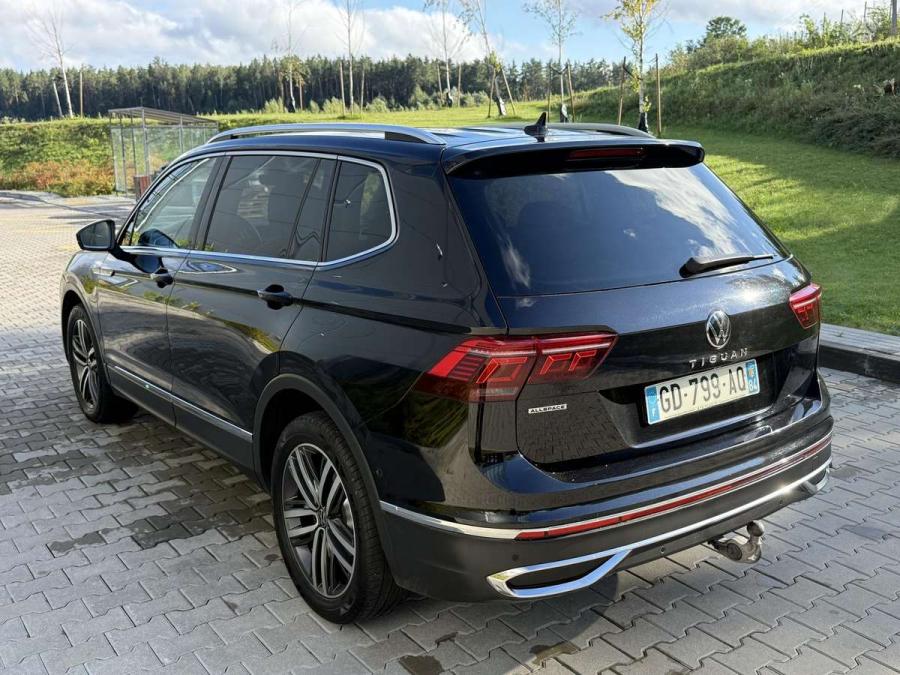 Black Volkswagen Tiguan Allspace 2021 in Vilnius, with an engine capacity of 2.00 L and mileage of 240 thousand km for 16500 €, photo 10 on AUTOMOTO.COM.LV