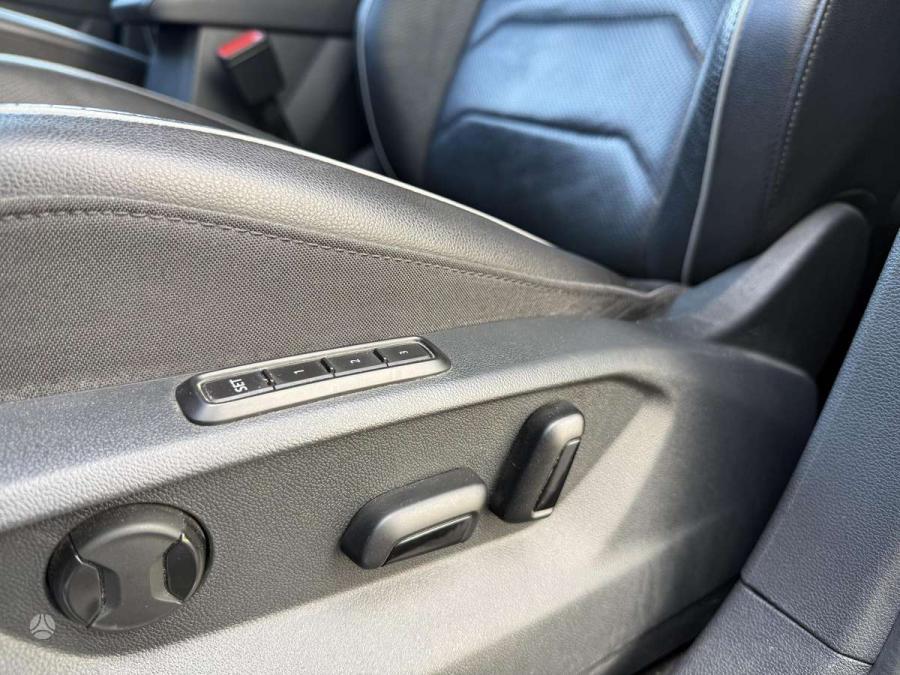 Black Volkswagen Tiguan Allspace 2021 in Vilnius, with an engine capacity of 2.00 L and mileage of 240 thousand km for 16500 €, photo 18 on AUTOMOTO.COM.LV