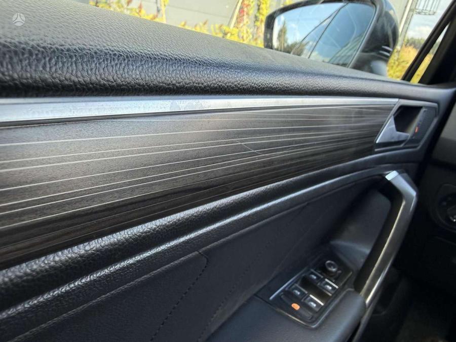 Black Volkswagen Tiguan Allspace 2021 in Vilnius, with an engine capacity of 2.00 L and mileage of 240 thousand km for 16500 €, photo 19 on AUTOMOTO.COM.LV