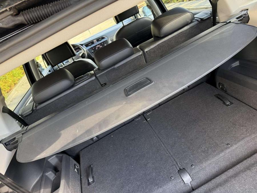 Black Volkswagen Tiguan Allspace 2021 in Vilnius, with an engine capacity of 2.00 L and mileage of 240 thousand km for 16500 €, photo 30 on AUTOMOTO.COM.LV