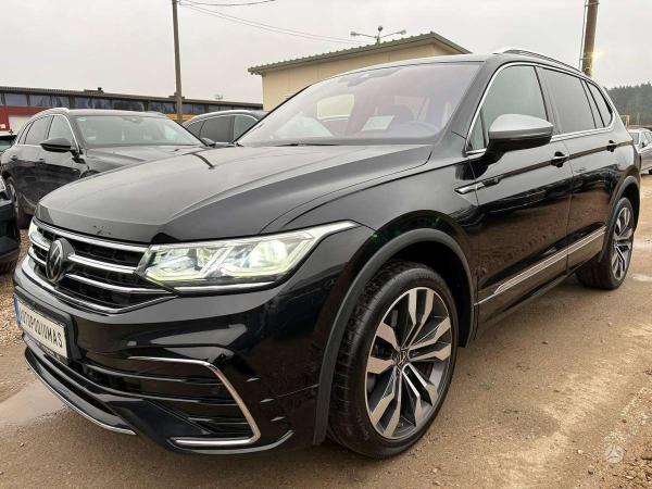 Melns Volkswagen Tiguan Allspace 2022 Viļņa, ar dzinēja tilpumu 2.00 L un nobraukumu 114 tūkst. km par 33700 €, foto 1 vietnē AUTOMOTO.COM.LV