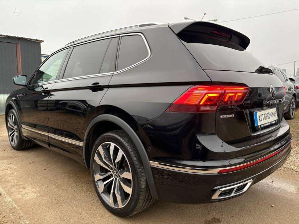 Melns Volkswagen Tiguan Allspace 2022 Viļņa, ar dzinēja tilpumu 2.00 L un nobraukumu 114 tūkst. km par 33700 €, foto 8 vietnē AUTOMOTO.COM.LV
