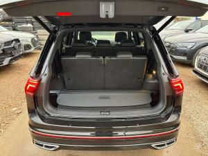 Melns Volkswagen Tiguan Allspace 2022 Viļņa, ar dzinēja tilpumu 2.00 L un nobraukumu 114 tūkst. km par 33700 €, foto 34 vietnē AUTOMOTO.COM.LV