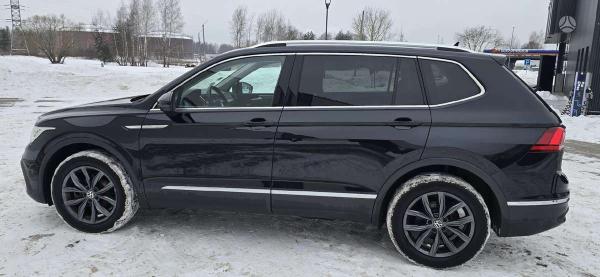Melns Volkswagen Tiguan Allspace 2022 Kauņa, ar dzinēja tilpumu 1.50 L un nobraukumu 180 tūkst. km par 21417 €, foto 4 vietnē AUTOMOTO.COM.LV