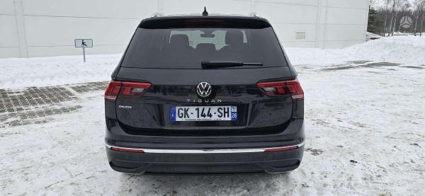 Melns Volkswagen Tiguan Allspace 2022 Kauņa, ar dzinēja tilpumu 1.50 L un nobraukumu 180 tūkst. km par 21417 €, foto 7 vietnē AUTOMOTO.COM.LV