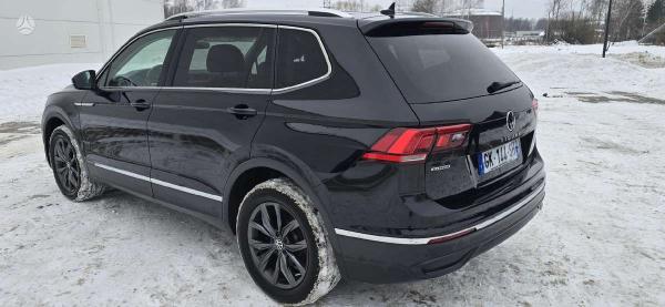 Melns Volkswagen Tiguan Allspace 2022 Kauņa, ar dzinēja tilpumu 1.50 L un nobraukumu 180 tūkst. km par 21417 €, foto 9 vietnē AUTOMOTO.COM.LV