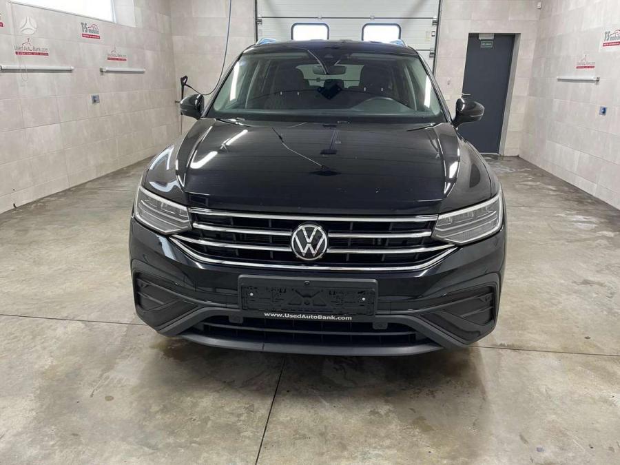 Black Volkswagen Tiguan Allspace 2022 in Marijampole, with an engine capacity of 1.50 L and mileage of 156 thousand km for 21768 €, photo 3 on AUTOMOTO.COM.LV