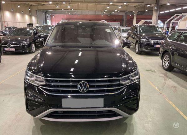 Melns Volkswagen Tiguan Allspace 2022 Viļņa, ar dzinēja tilpumu 1.50 L un nobraukumu 138 tūkst. km par 24805 €, foto 1 vietnē AUTOMOTO.COM.LV