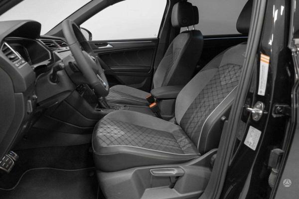 Black Volkswagen Tiguan Allspace 2022 in Vilnius, with an engine capacity of 2.00 L and mileage of 84 thousand km for 28950 €, photo 5 on AUTOMOTO.COM.LV