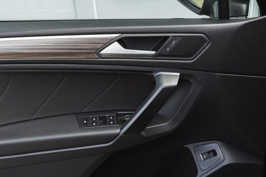 Black Volkswagen Tiguan Allspace 2022 in Ventspils, with an engine capacity of 2.00 L and mileage of 126 thousand km for 30500 €, photo 37 on AUTOMOTO.COM.LV