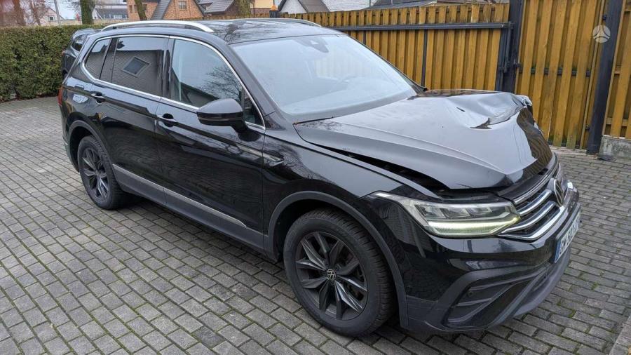 Black Volkswagen Tiguan Allspace 2023 in Vilnius, with an engine capacity of 1.50 L and mileage of 170 thousand km for 15600 €, photo 1 on AUTOMOTO.COM.LV