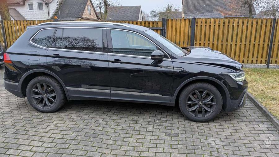 Black Volkswagen Tiguan Allspace 2023 in Vilnius, with an engine capacity of 1.50 L and mileage of 170 thousand km for 15600 €, photo 2 on AUTOMOTO.COM.LV