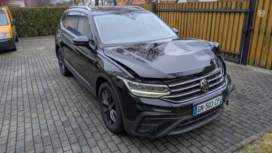 Black Volkswagen Tiguan Allspace 2023 in Vilnius, with an engine capacity of 1.50 L and mileage of 170 thousand km for 15600 €, photo 3 on AUTOMOTO.COM.LV