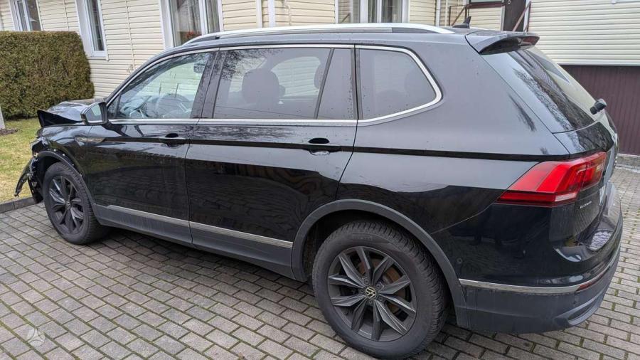 Black Volkswagen Tiguan Allspace 2023 in Vilnius, with an engine capacity of 1.50 L and mileage of 170 thousand km for 15600 €, photo 7 on AUTOMOTO.COM.LV