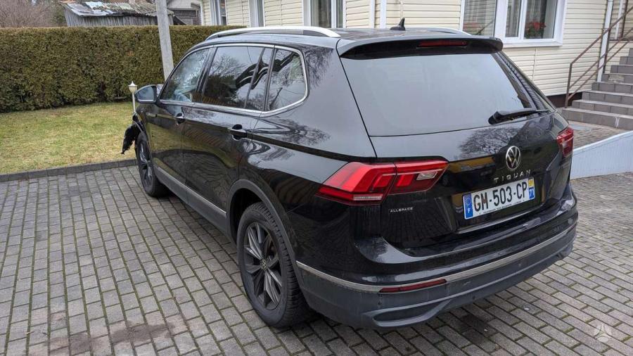 Black Volkswagen Tiguan Allspace 2023 in Vilnius, with an engine capacity of 1.50 L and mileage of 170 thousand km for 15600 €, photo 8 on AUTOMOTO.COM.LV