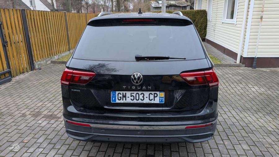 Black Volkswagen Tiguan Allspace 2023 in Vilnius, with an engine capacity of 1.50 L and mileage of 170 thousand km for 15600 €, photo 9 on AUTOMOTO.COM.LV