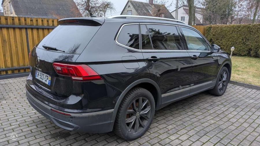 Black Volkswagen Tiguan Allspace 2023 in Vilnius, with an engine capacity of 1.50 L and mileage of 170 thousand km for 15600 €, photo 10 on AUTOMOTO.COM.LV