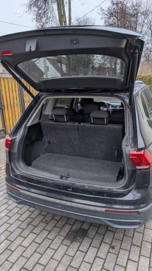 Black Volkswagen Tiguan Allspace 2023 in Vilnius, with an engine capacity of 1.50 L and mileage of 170 thousand km for 15600 €, photo 12 on AUTOMOTO.COM.LV