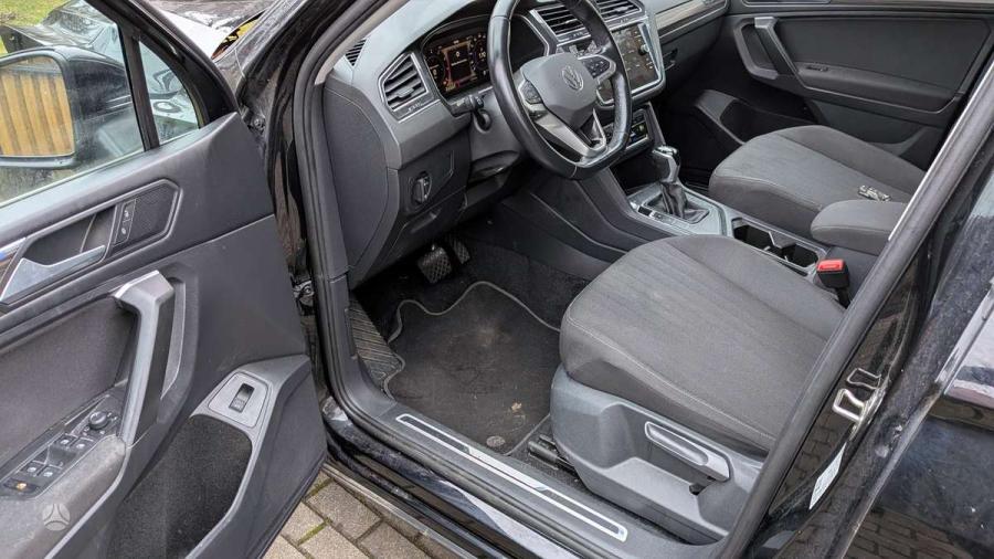 Black Volkswagen Tiguan Allspace 2023 in Vilnius, with an engine capacity of 1.50 L and mileage of 170 thousand km for 15600 €, photo 16 on AUTOMOTO.COM.LV