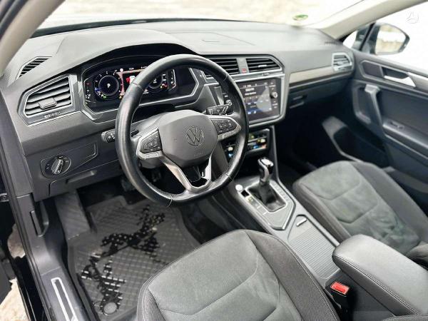 Melns Volkswagen Tiguan Allspace 2023 Viļņa, ar dzinēja tilpumu 1.50 L un nobraukumu 88 tūkst. km par 29900 €, foto 4 vietnē AUTOMOTO.COM.LV