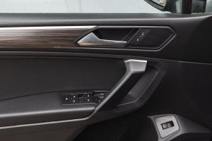 Black Volkswagen Tiguan Allspace 2023 in Ventspils, with an engine capacity of 2.00 L and mileage of 159 thousand km for 27250 €, photo 28 on AUTOMOTO.COM.LV