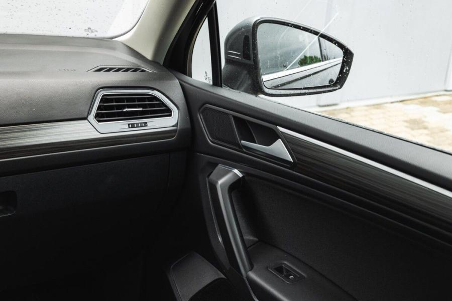 Black Volkswagen Tiguan Allspace 2023 in Ventspils, with an engine capacity of 2.00 L and mileage of 159 thousand km for 27250 €, photo 31 on AUTOMOTO.COM.LV